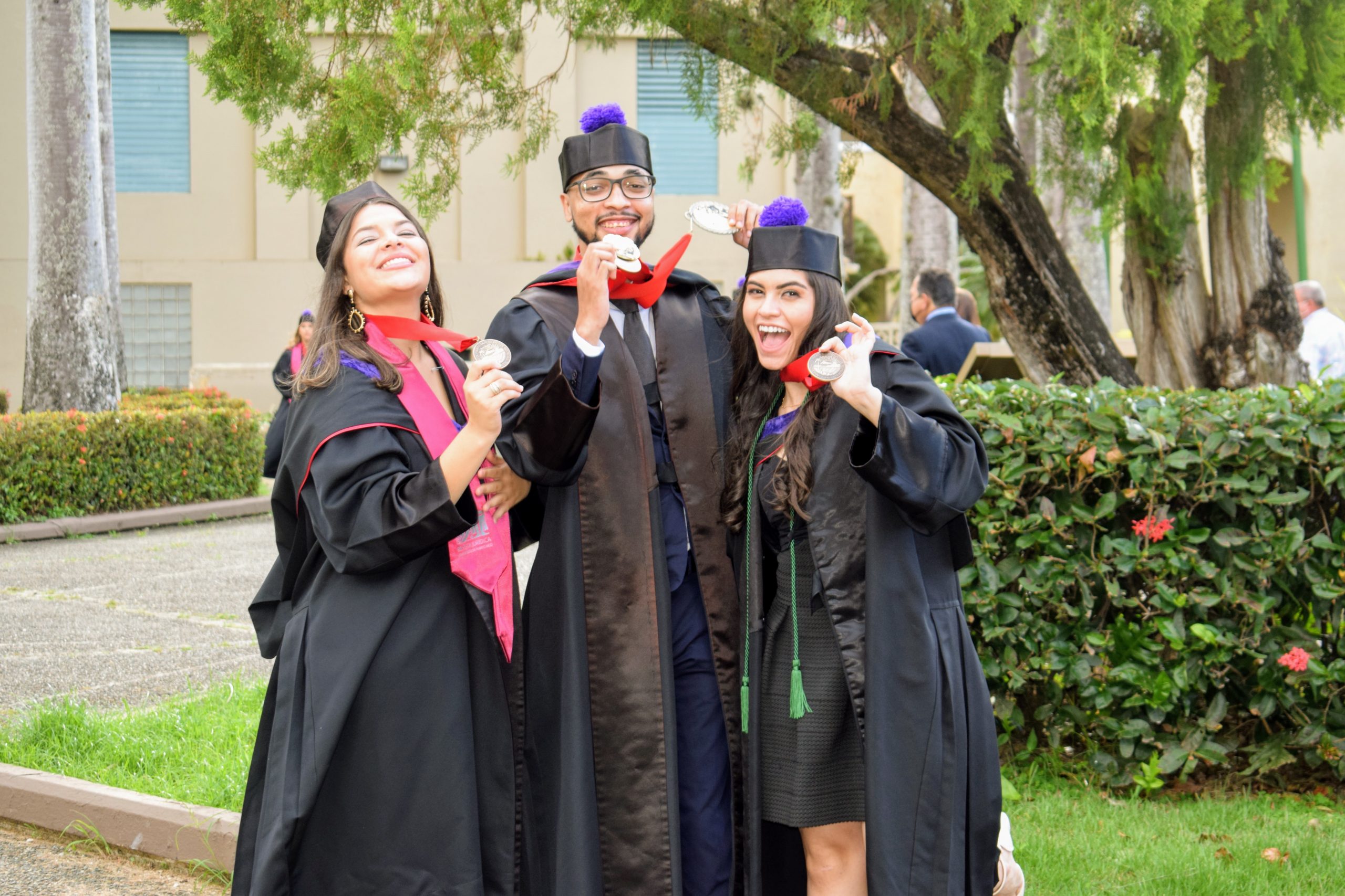 Estudiantes luego ceremonia – Escuela de Derecho UPR